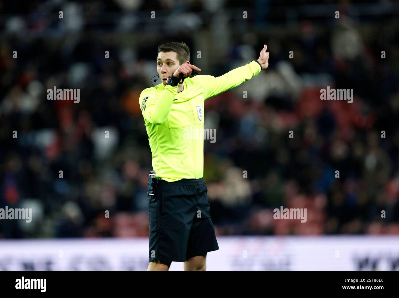 Referee Matthew Donohue during the Sky Bet Championship match at the ...