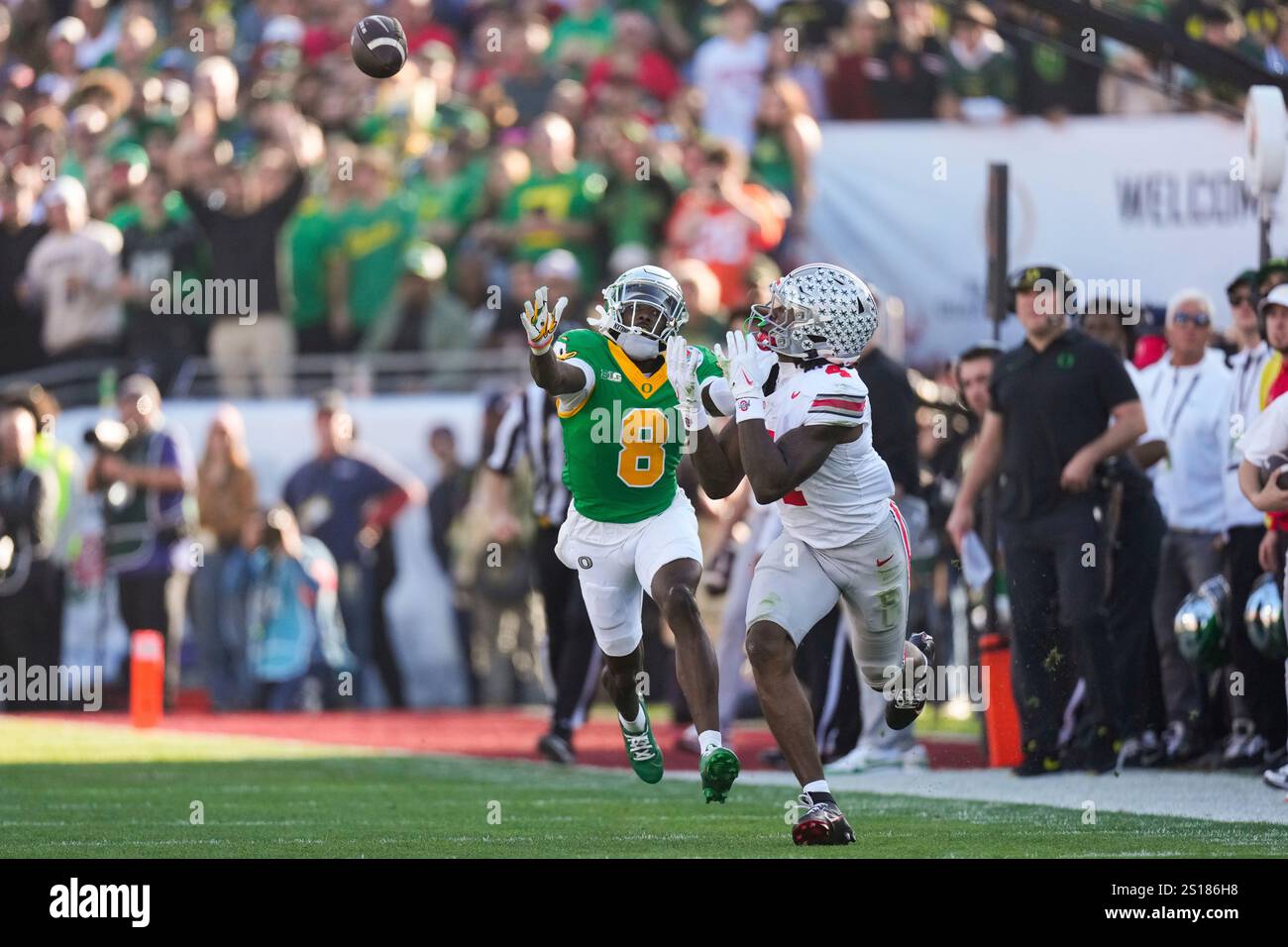 Ohio State wide receiver Jeremiah Smith (4) makes a catch as Oregon ...