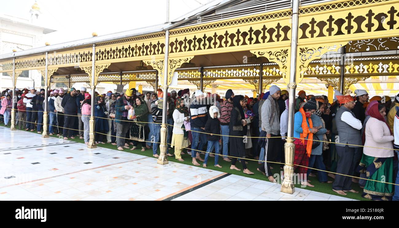 New Delhi, India. 01st Jan, 2025. NEW DELHI, INDIA - JANUARY 1: Devotees visit Bangla Sahib ...