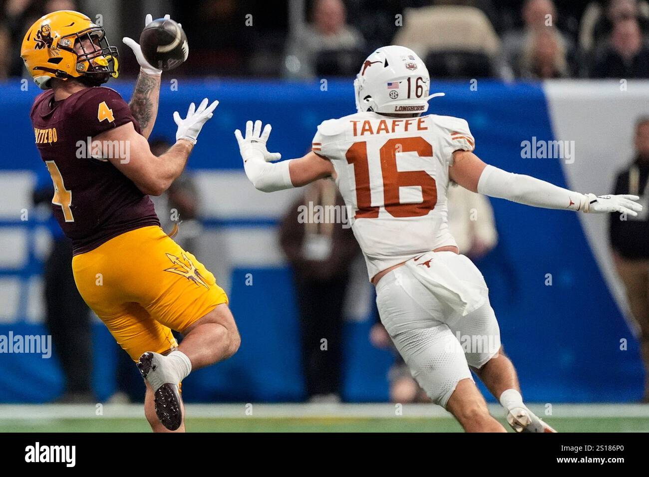Arizona State running back Cam Skattebo (4) makes the catch against ...