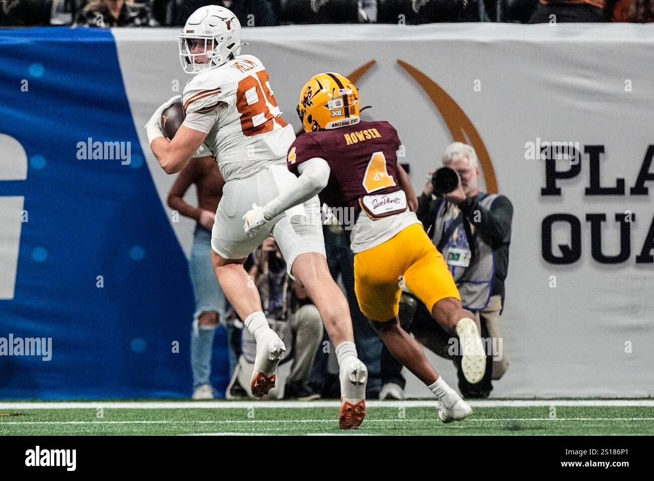 Texas tight end Gunnar Helm (85) runs into the end zone against Arizona ...