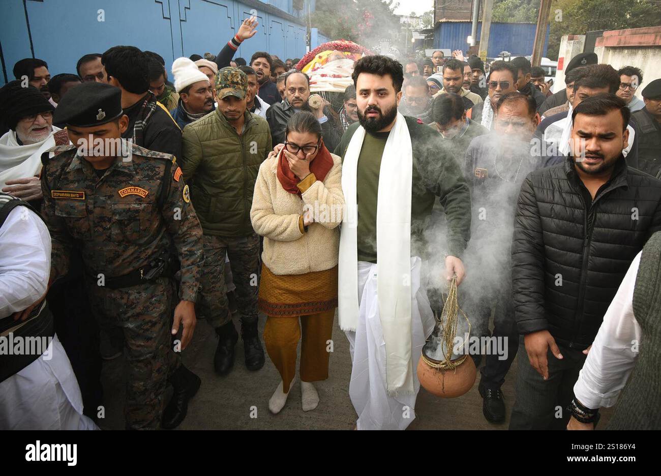 Carrying dead body india hi-res stock photography and images - Alamy