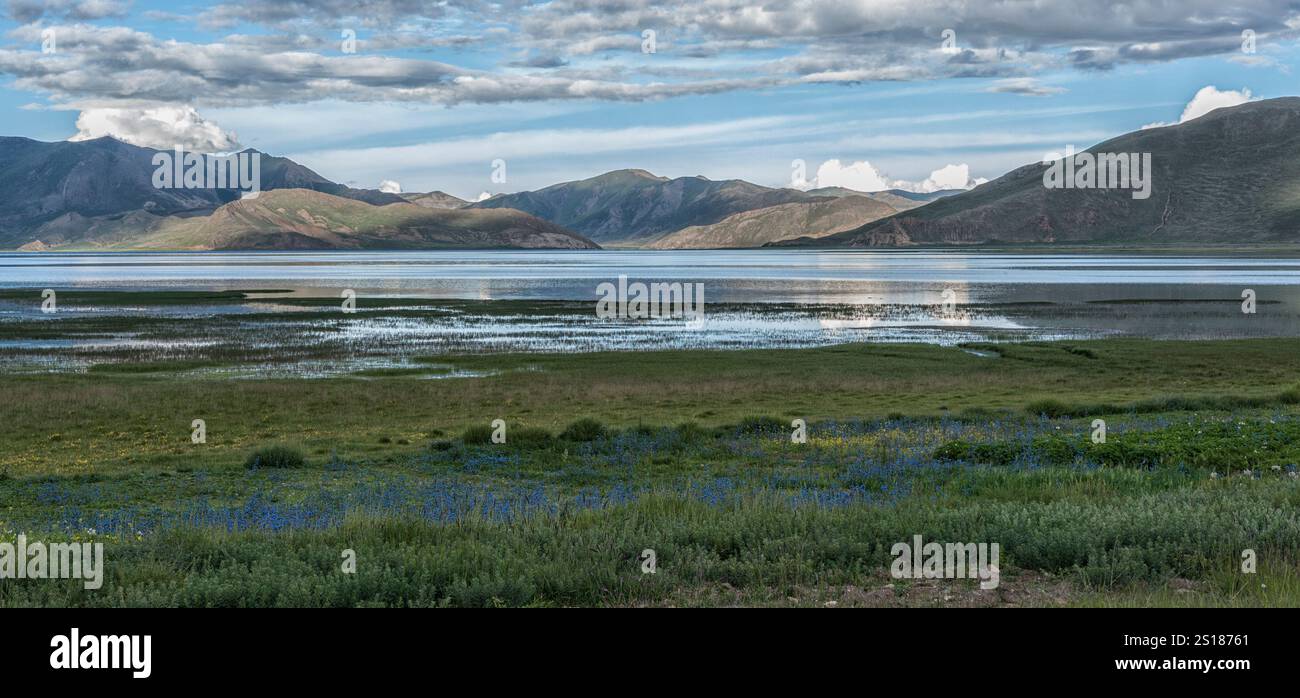Beautiful tibetan landscape beetwen Samding Monastery on Yamdrok Lake ...