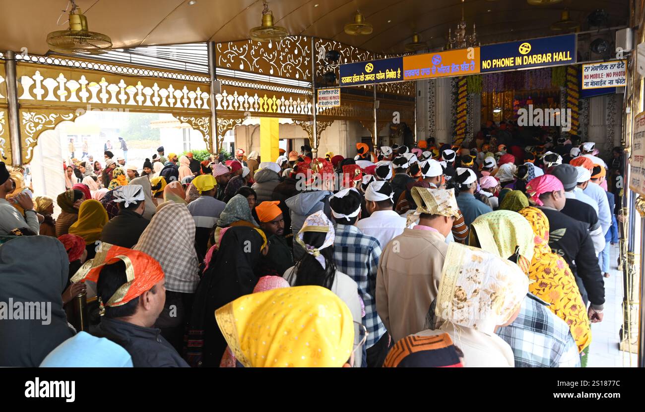 New Delhi, India. 01st Jan, 2025. NEW DELHI, INDIA - JANUARY 1: Devotees visit Bangla Sahib ...