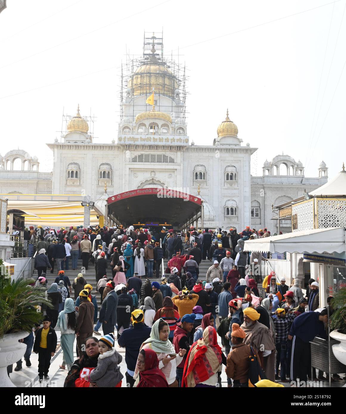 New Delhi, India. 01st Jan, 2025. NEW DELHI, INDIA - JANUARY 1: Devotees visit Bangla Sahib ...