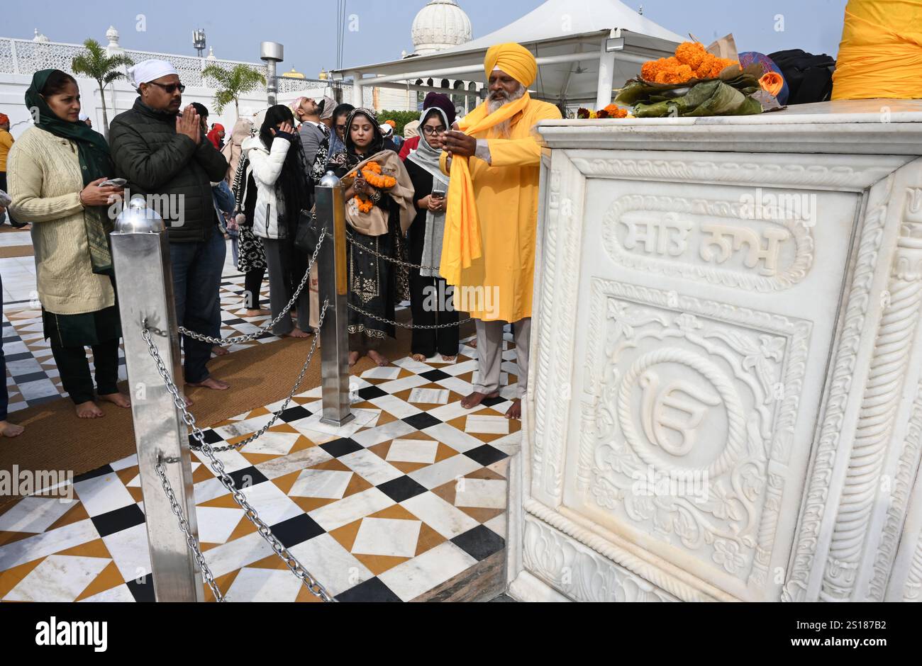 New Delhi, India. 01st Jan, 2025. NEW DELHI, INDIA - JANUARY 1: Devotees visit Bangla Sahib ...