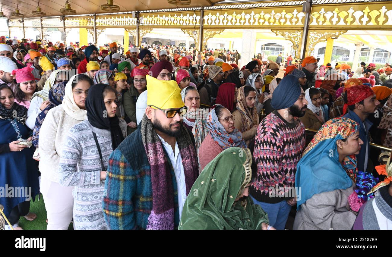 New Delhi, India. 01st Jan, 2025. NEW DELHI, INDIA - JANUARY 1: Devotees visit Bangla Sahib ...