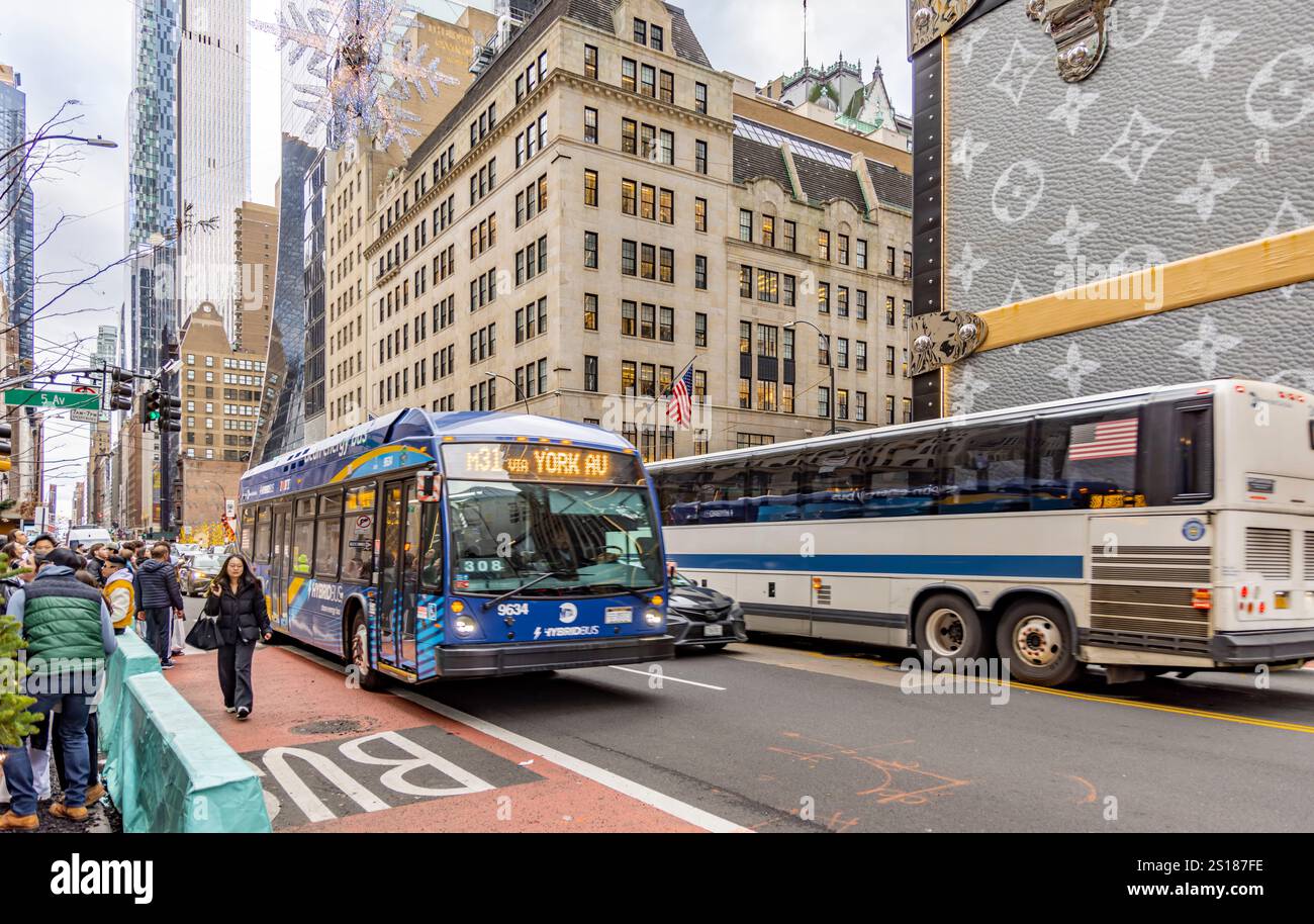 busy nyc intersection of 57th street and fifth avenue, nyc Stock Photo ...