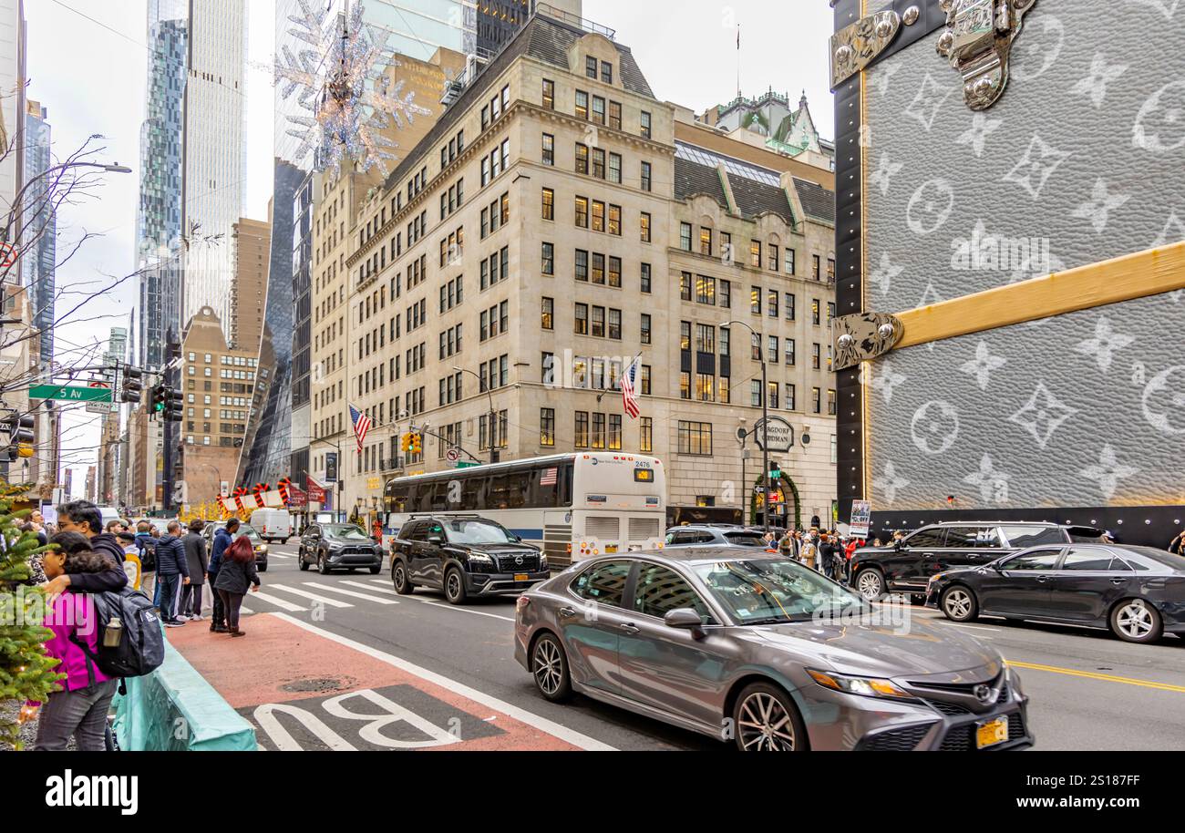 intersection of 57th street and fifth avenue in december Stock Photo ...