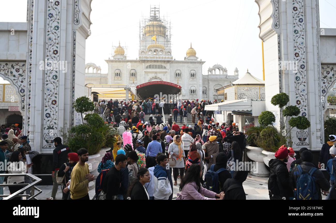 New Delhi, India. 01st Jan, 2025. NEW DELHI, INDIA - JANUARY 1: Devotees visit Bangla Sahib ...