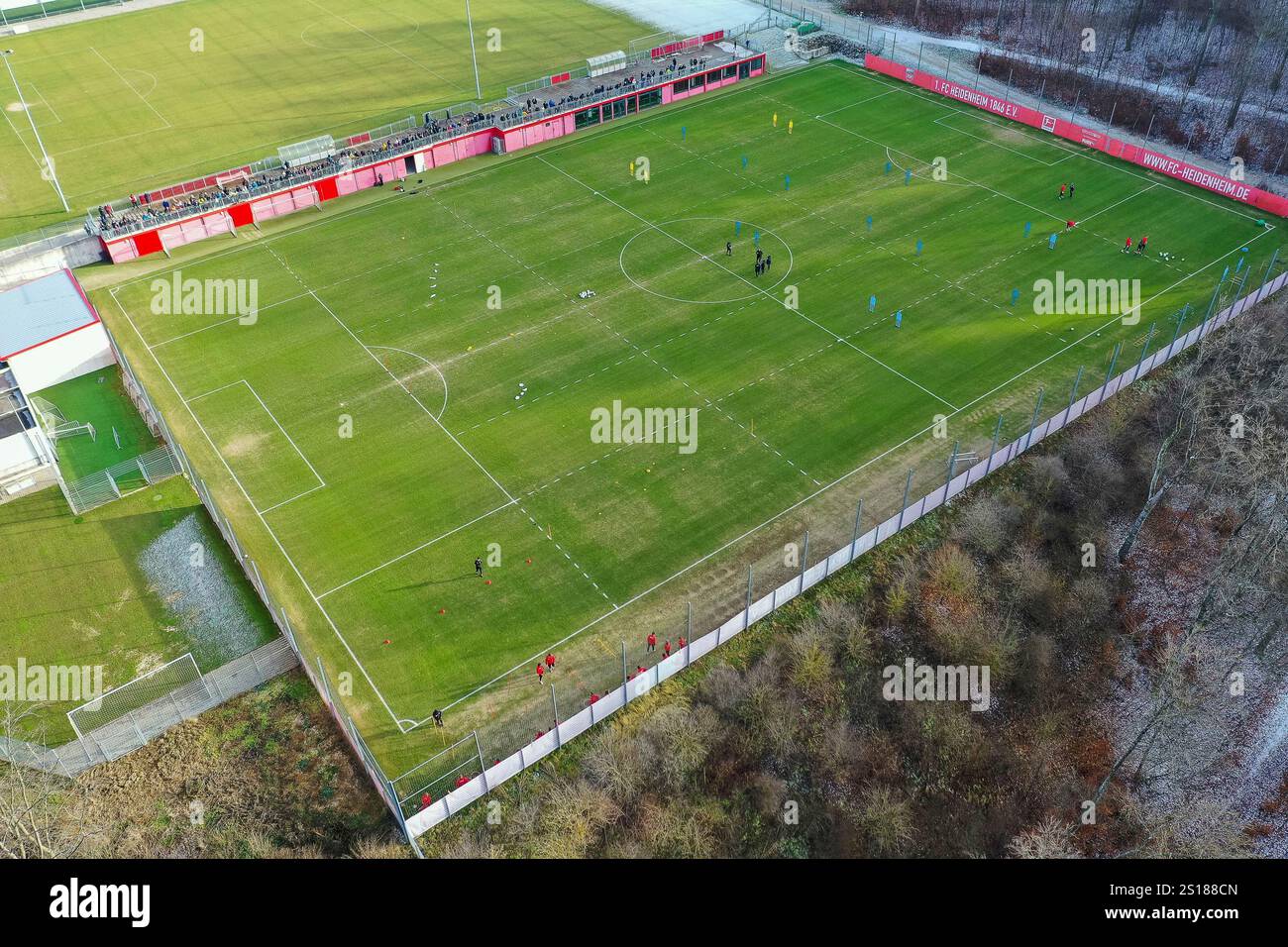 Heidenheim, Deutschland. 01st Jan, 2025. Die Voith Arena und Ihre Sportplaetze im winterlichen ...