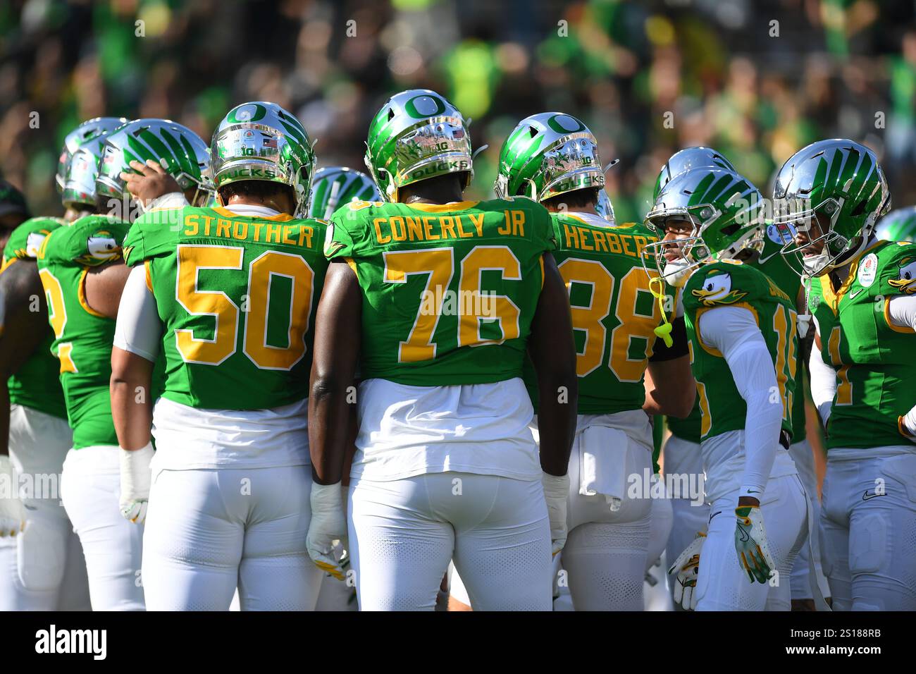 PASADENA, CA - JANUARY 01: The Oregon Ducks huddle before the Ohio ...