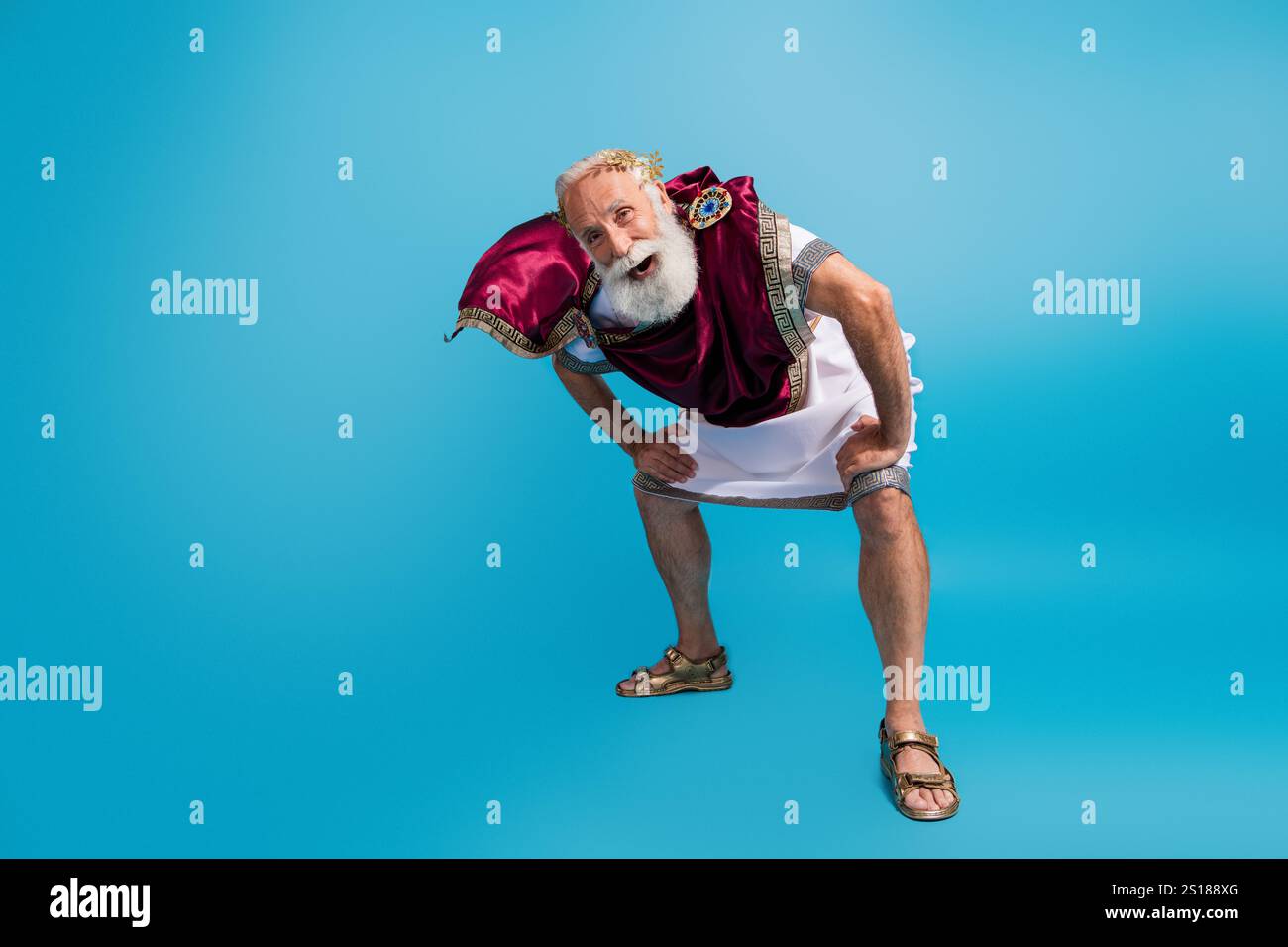 Photo of cheerful old man antique ancient athens traditional clothes ...
