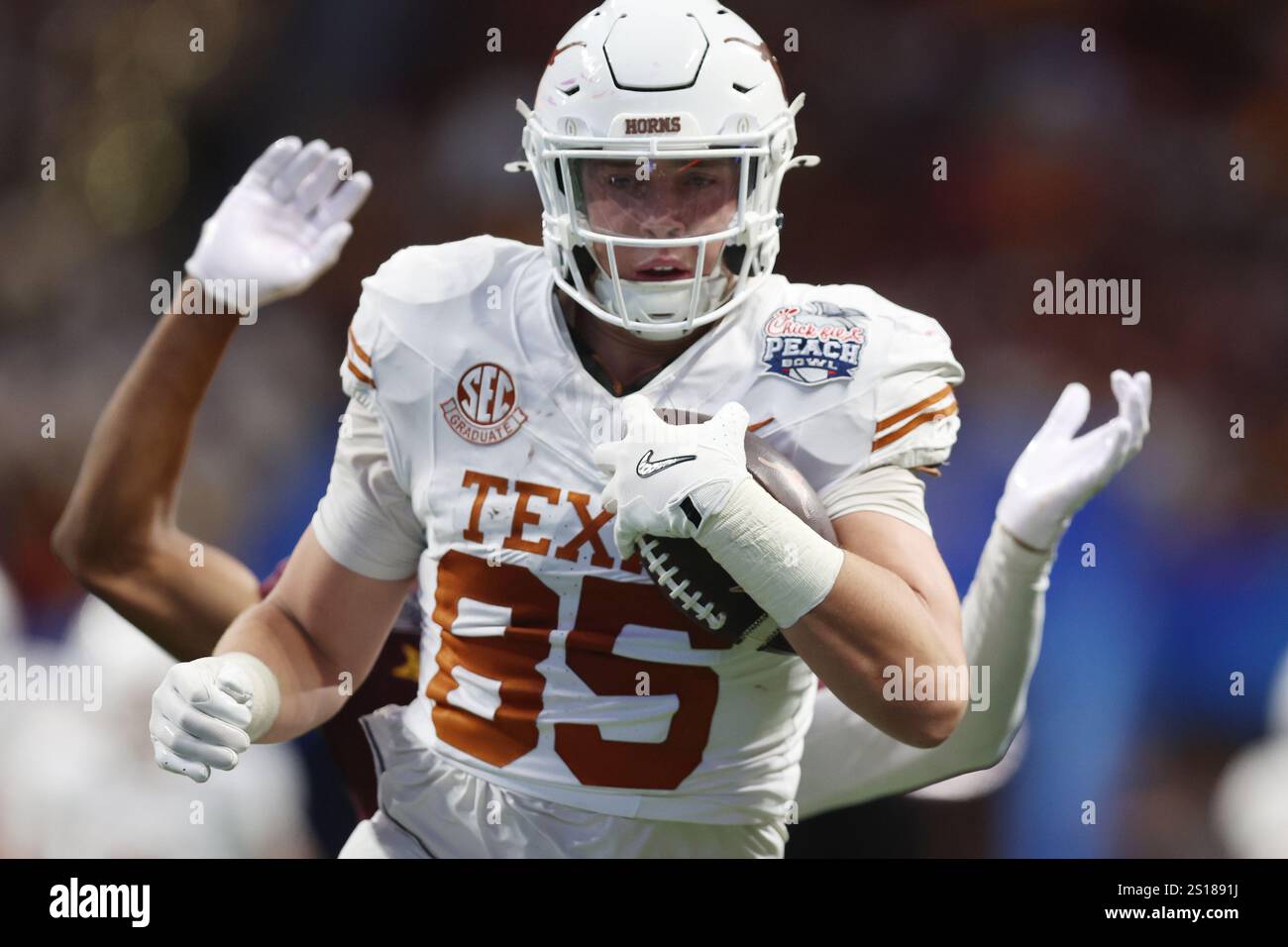 Atlanta, United States. 01st Jan, 2025. Texas tight end Gunnar Helm (85 ...
