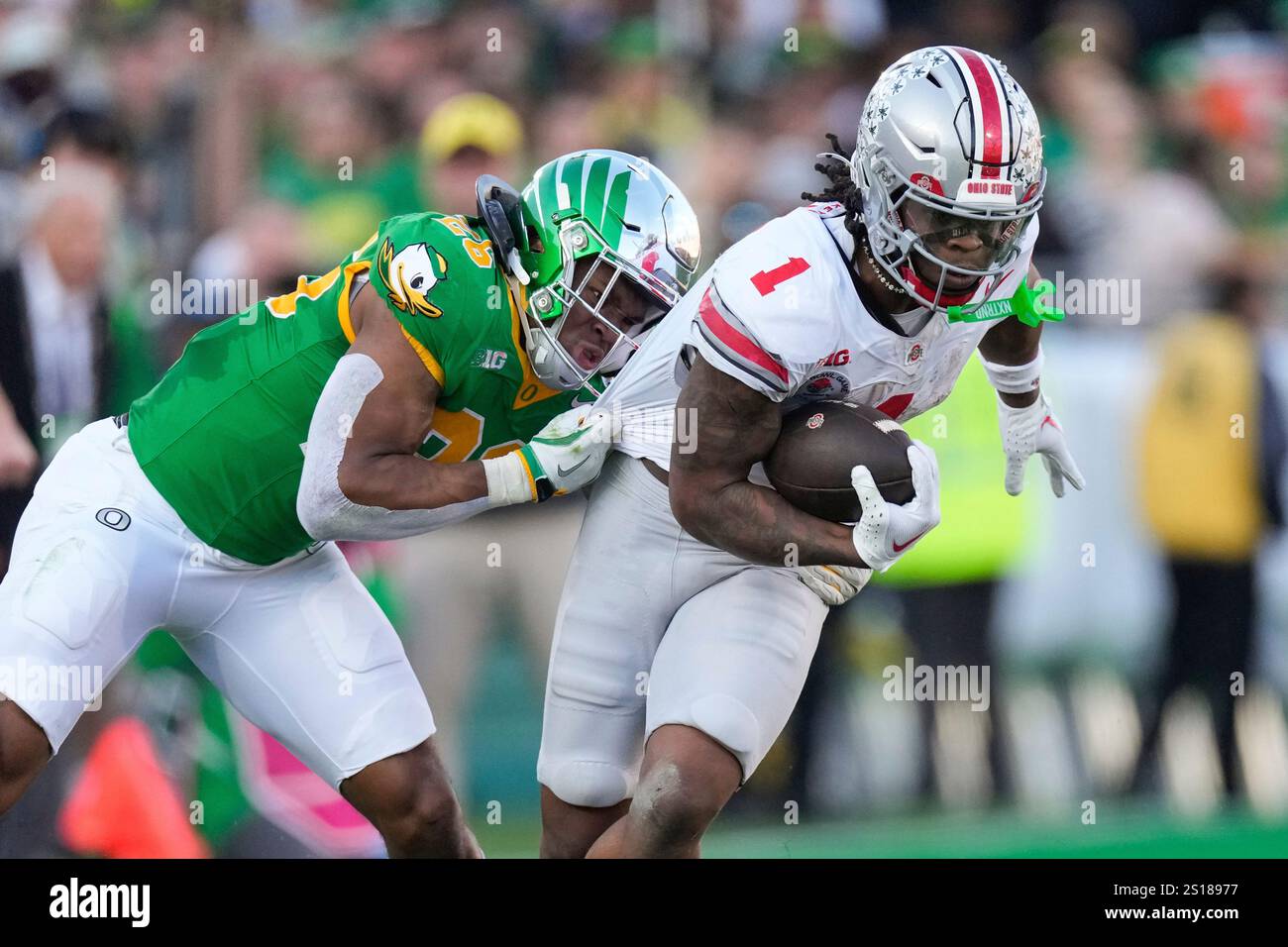 Oregon linebacker Devon Jackson (26) attempts to pull down Ohio State ...