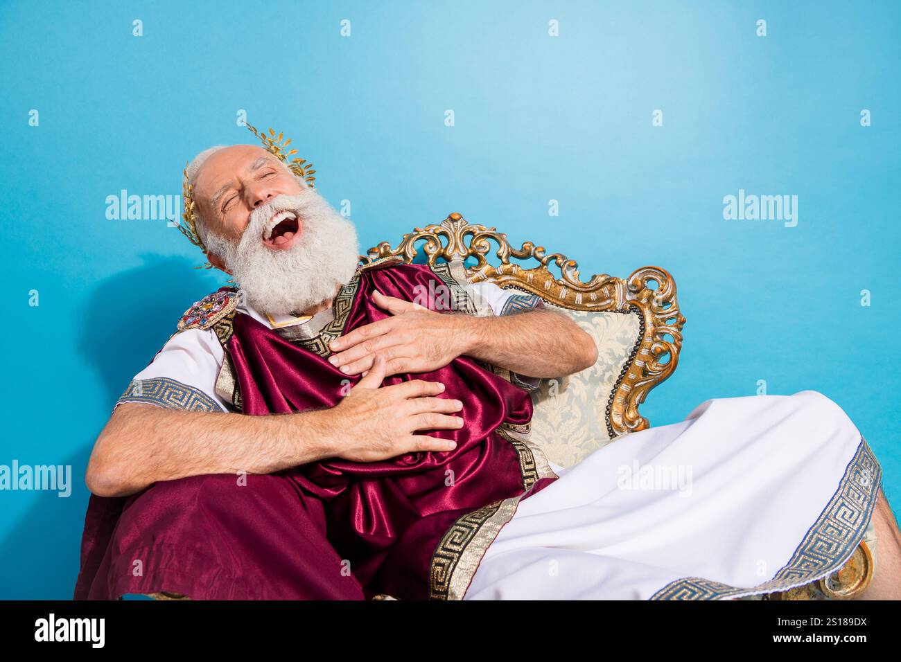 Photo of ancient happy king politician wearing traditional mantle loud ...