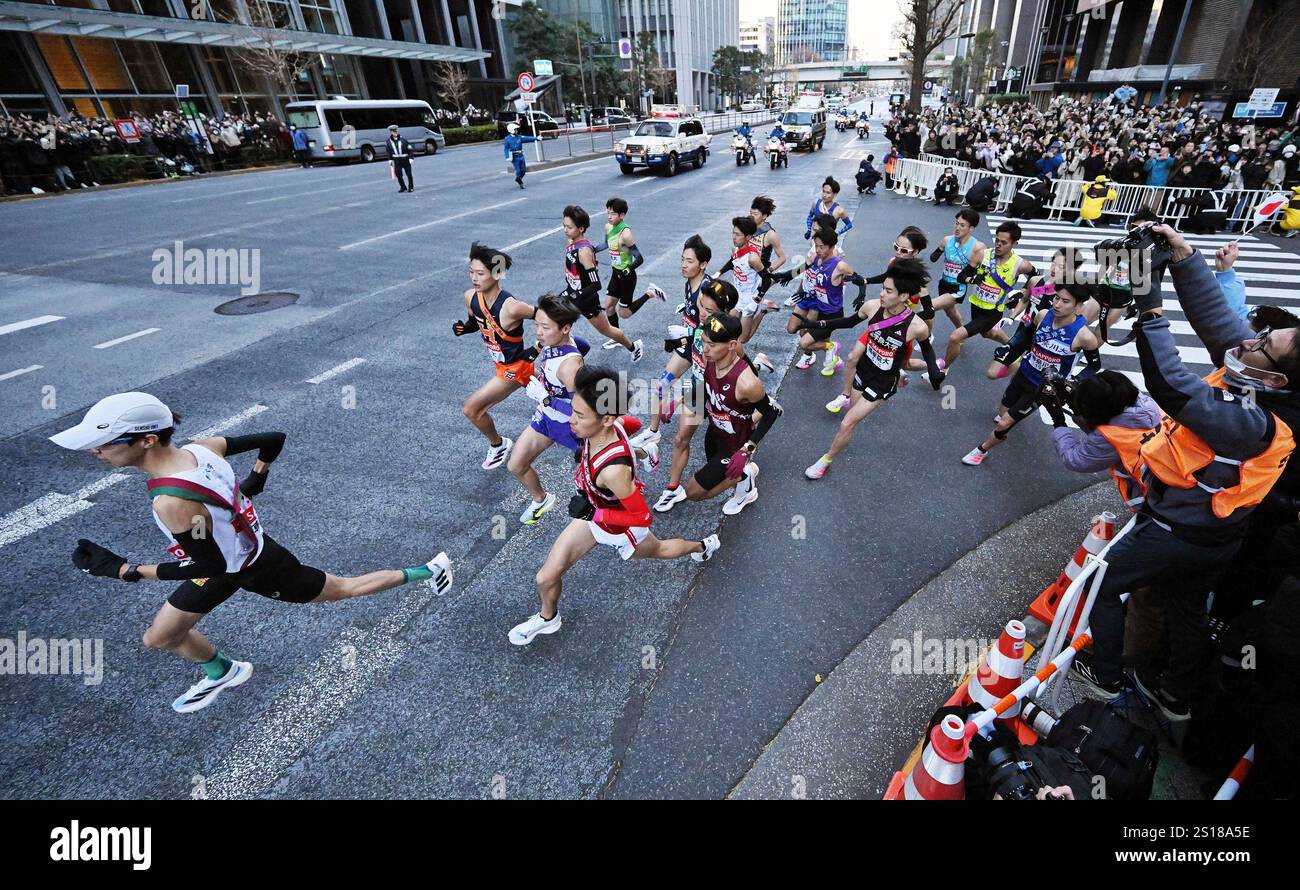 21 Runners start in the first section of the two-day Tokyo-Hakone ...