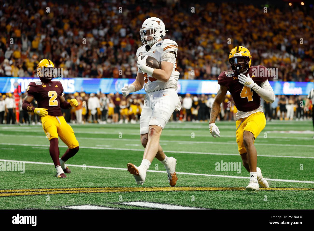 ATLANTA, GA - JANUARY 01: Tight End Gunnar Helm #85 of the Texas ...