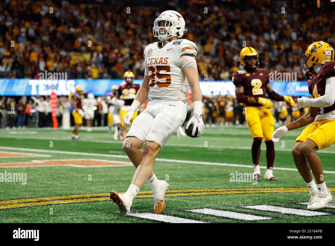 ATLANTA, GA - JANUARY 01: Tight End Gunnar Helm #85 of the Texas ...