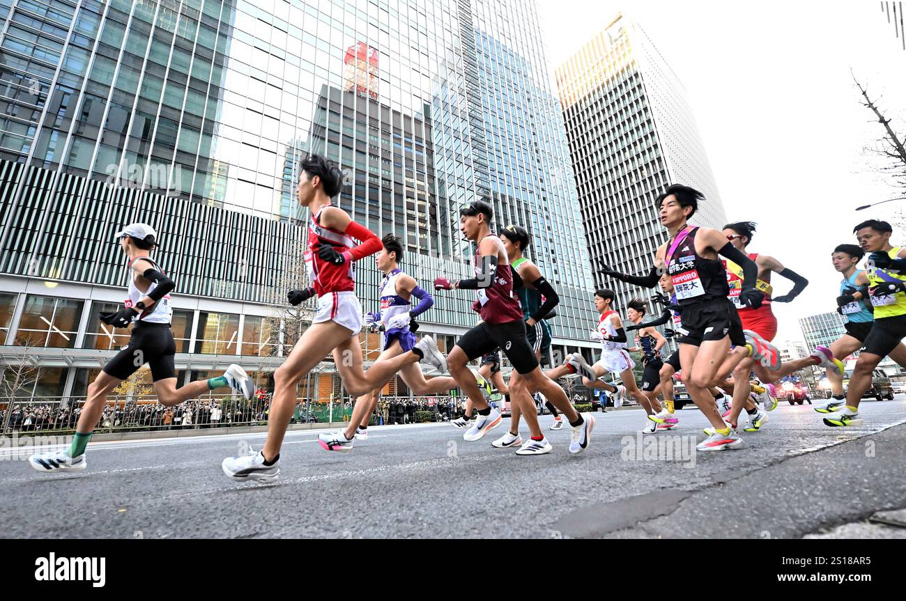 21 Runners start in the first section of the two-day Tokyo-Hakone ...