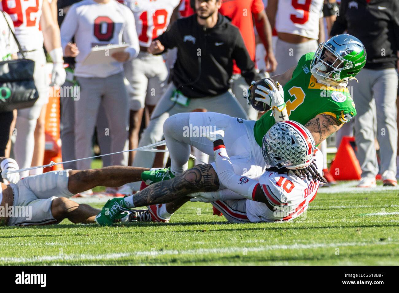 Los Angeles, California, USA. 1st Jan, 2025. Oregon tight end Terrance ...