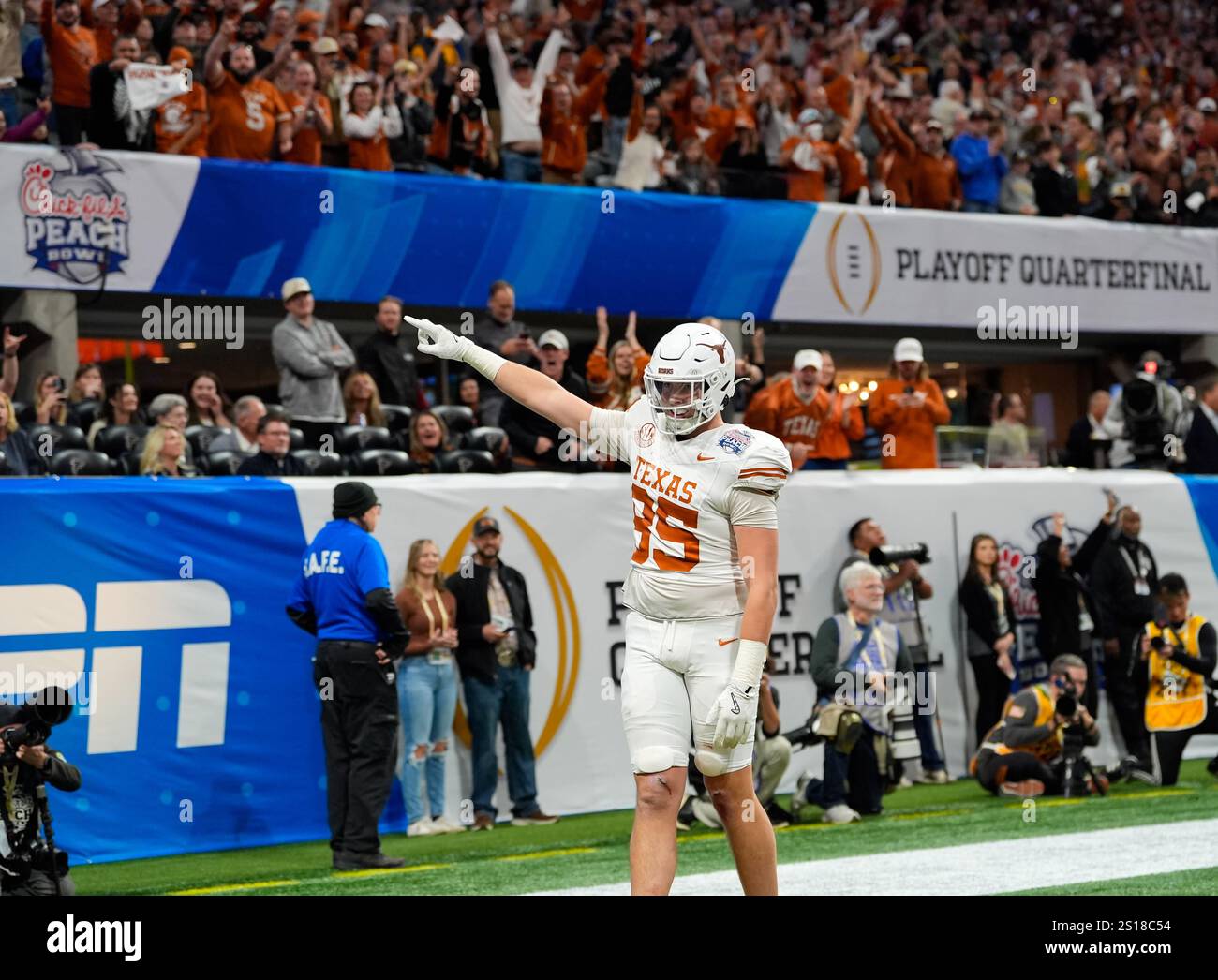 Atlanta, Georgia, USA. 1st Jan, 2025. Texas tight end Gunnar Helm (85 ...