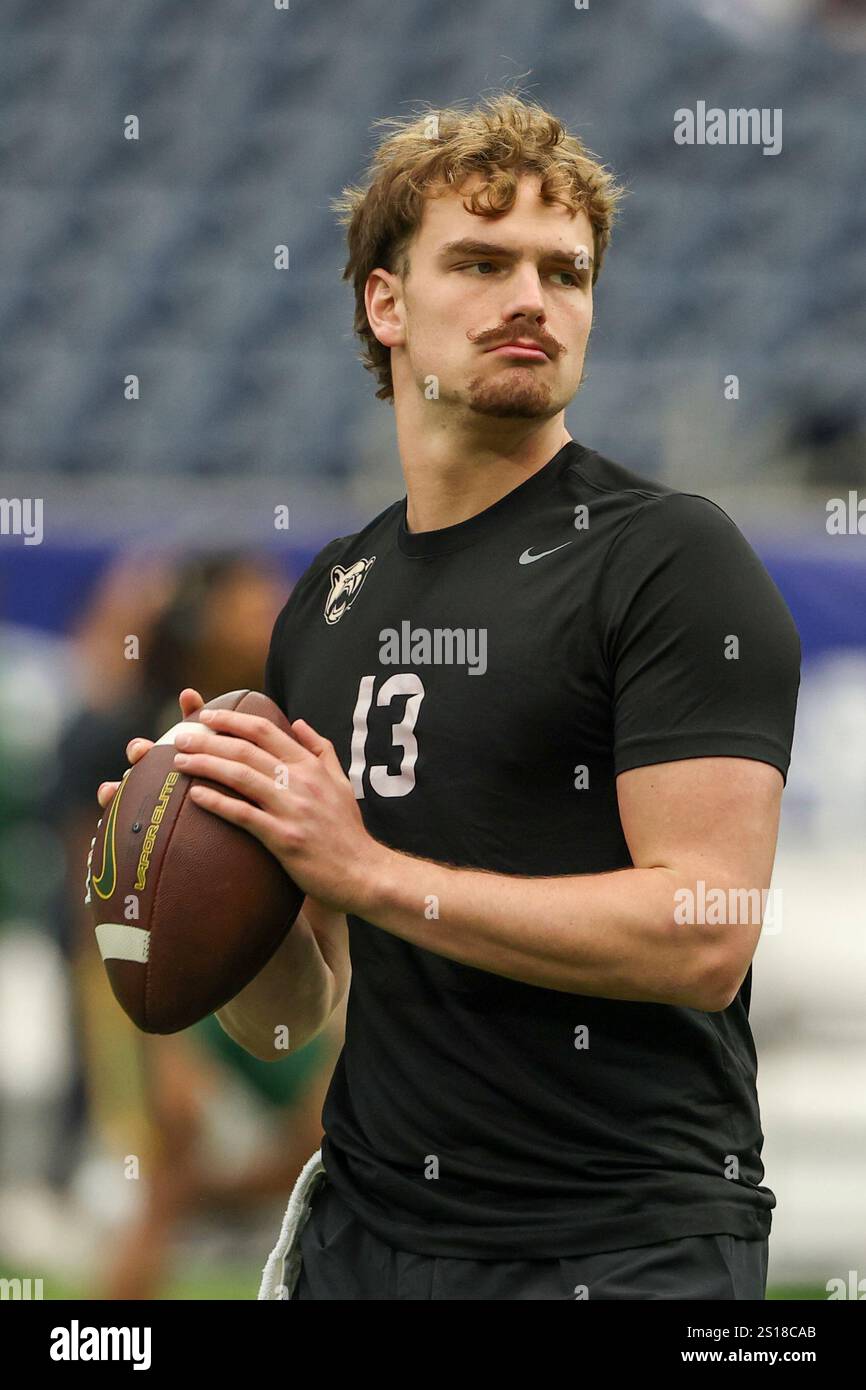 HOUSTON, TX - DECEMBER 31: Baylor Bears quarterback Sawyer Robertson ...