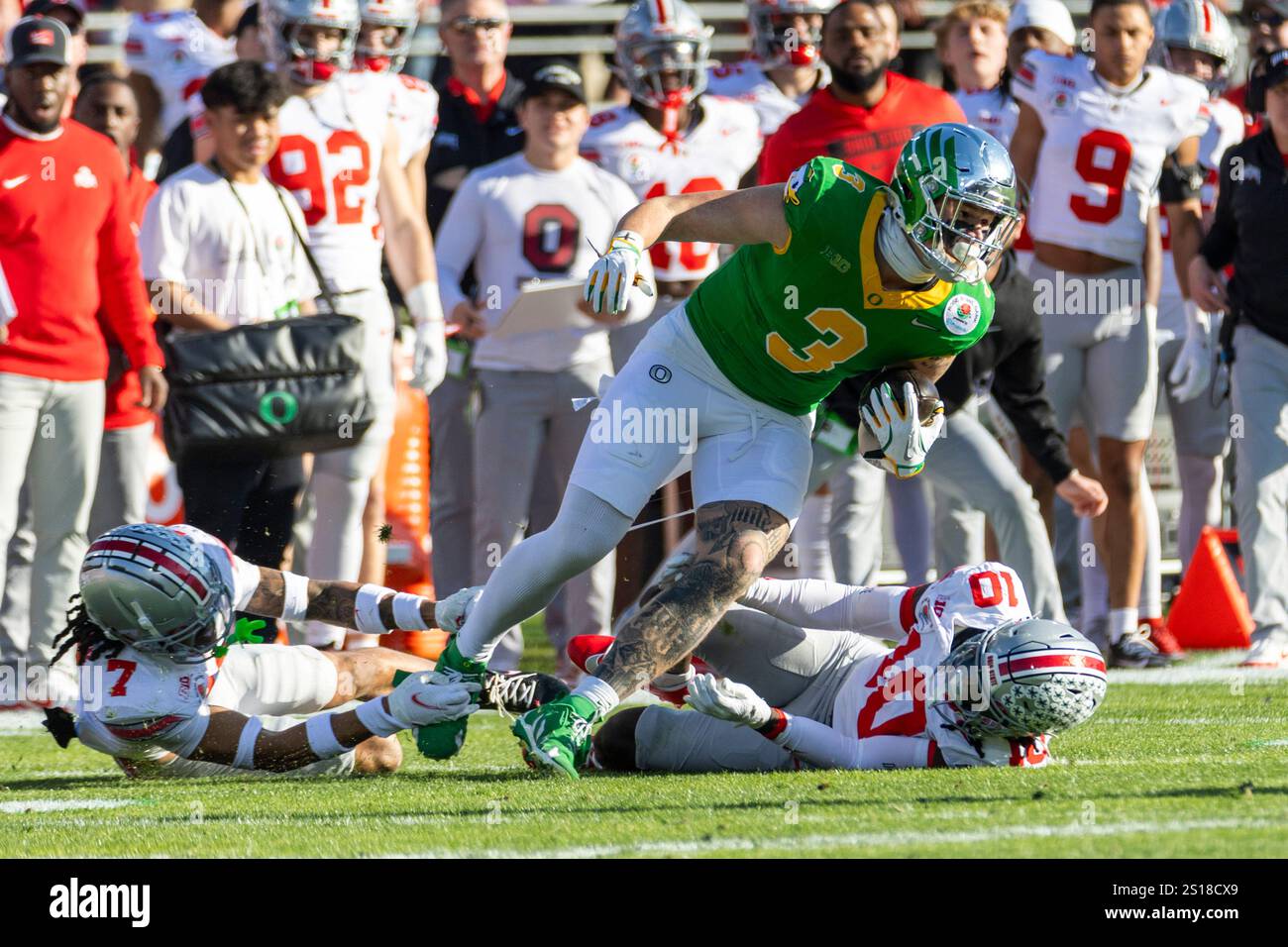 Los Angeles, California, USA. 1st Jan, 2025. Oregon tight end Terrance ...