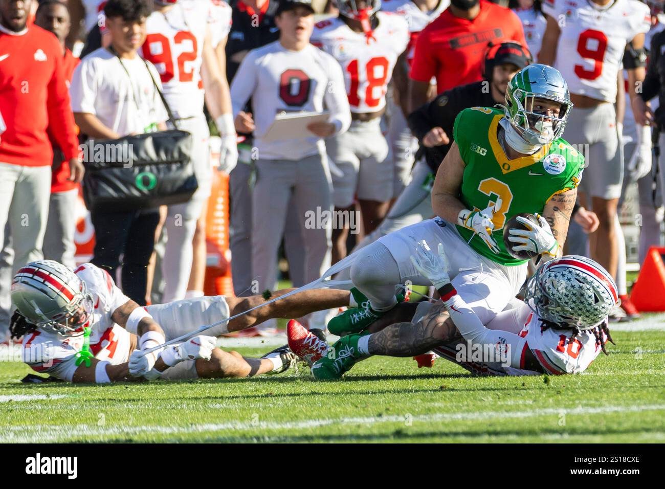 Los Angeles, California, USA. 1st Jan, 2025. Oregon tight end Terrance ...