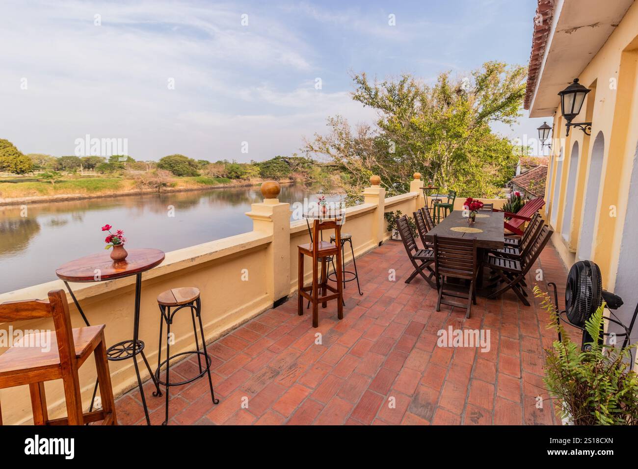 Terrace of the Plaza de Mercado building in Santa Cruz de Mompox ...