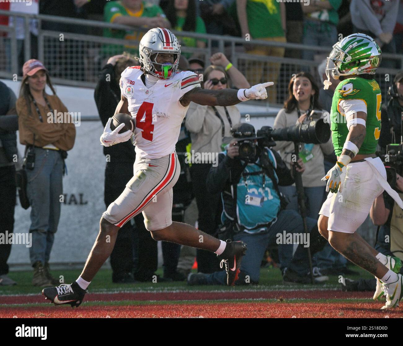 Ohio State Buckeyes wide receiver Jeremiah Smith (4) scores past Oregon ...