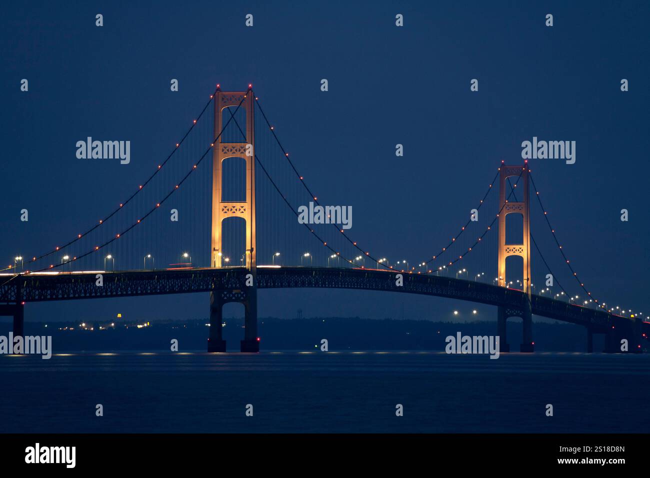 Night view of Mackinac suspension bridge to the upper peninsula of ...