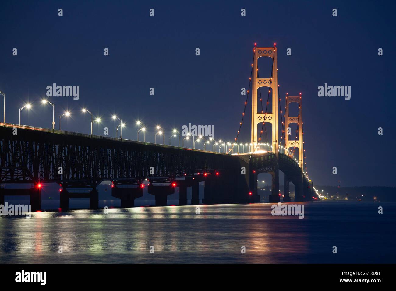 Night view of Mackinac suspension bridge to the upper peninsula of ...