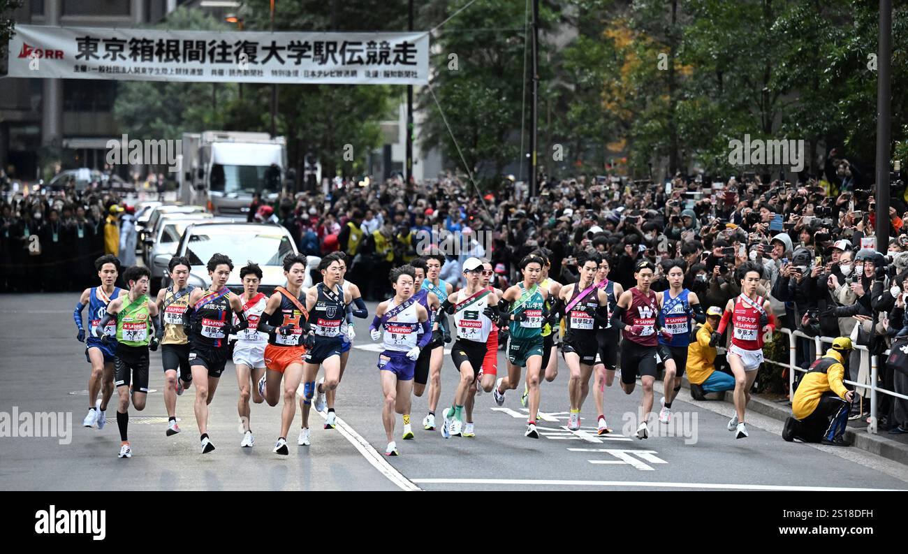 21 Runners start in the first section of the two-day Tokyo-Hakone ...