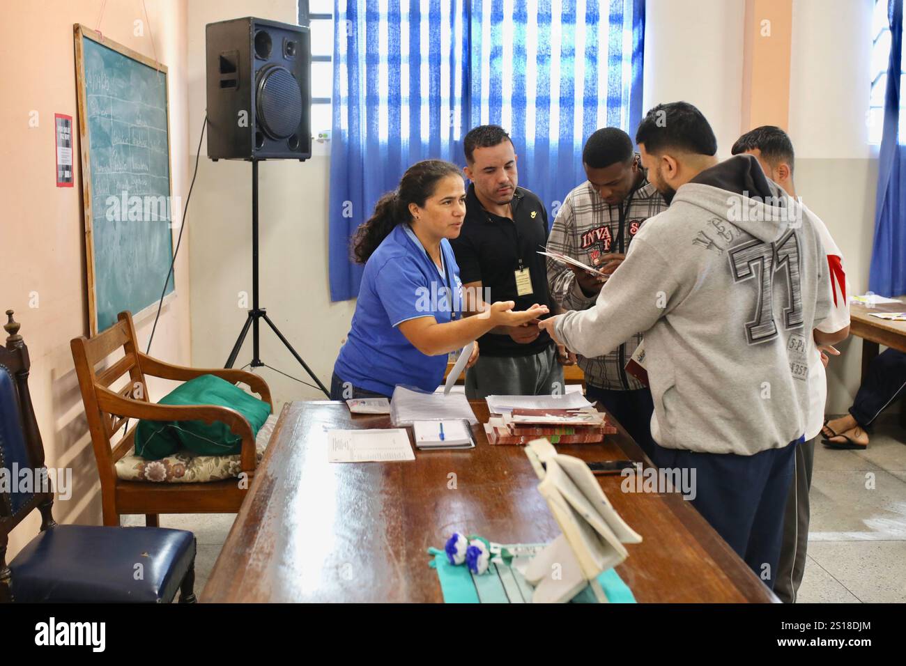 Inmates at São João del-Rei APAC ask questions to Raquel de Oliveira ...