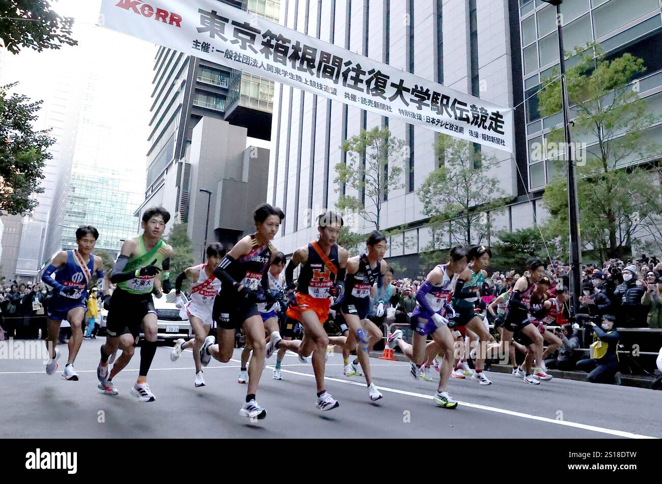21 Runners start in the first section of the two-day Tokyo-Hakone ...