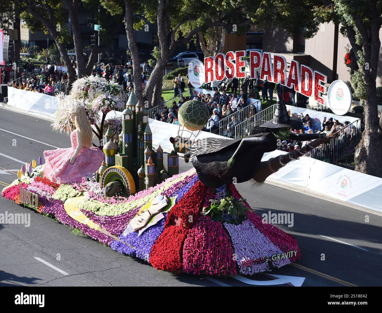 Pasadena, USA.1st January 2025. Floral floats take to the street during ...