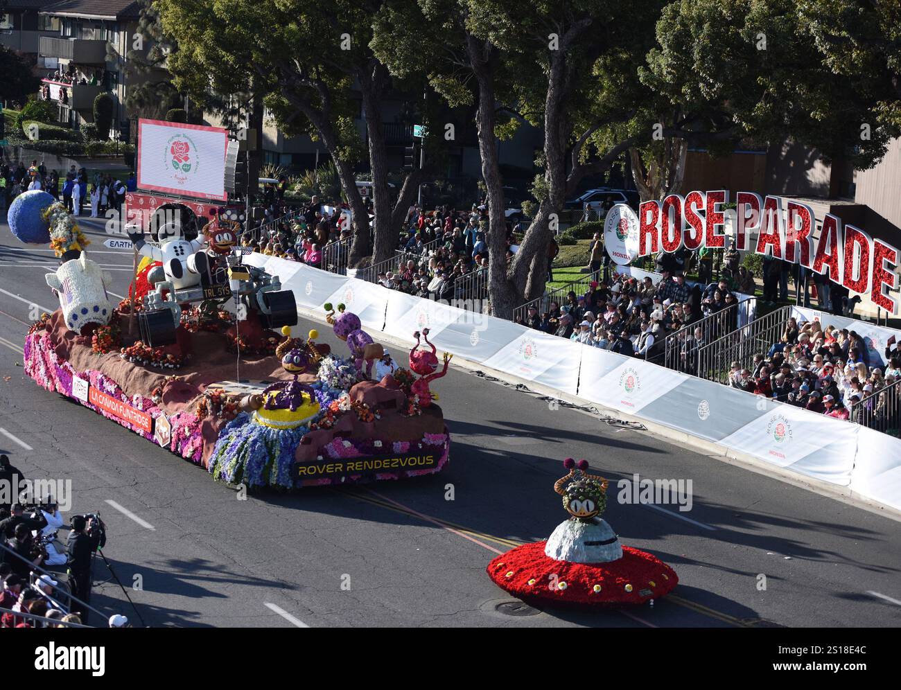 Pasadena, USA.1st January 2025. Floral floats take to the street during ...