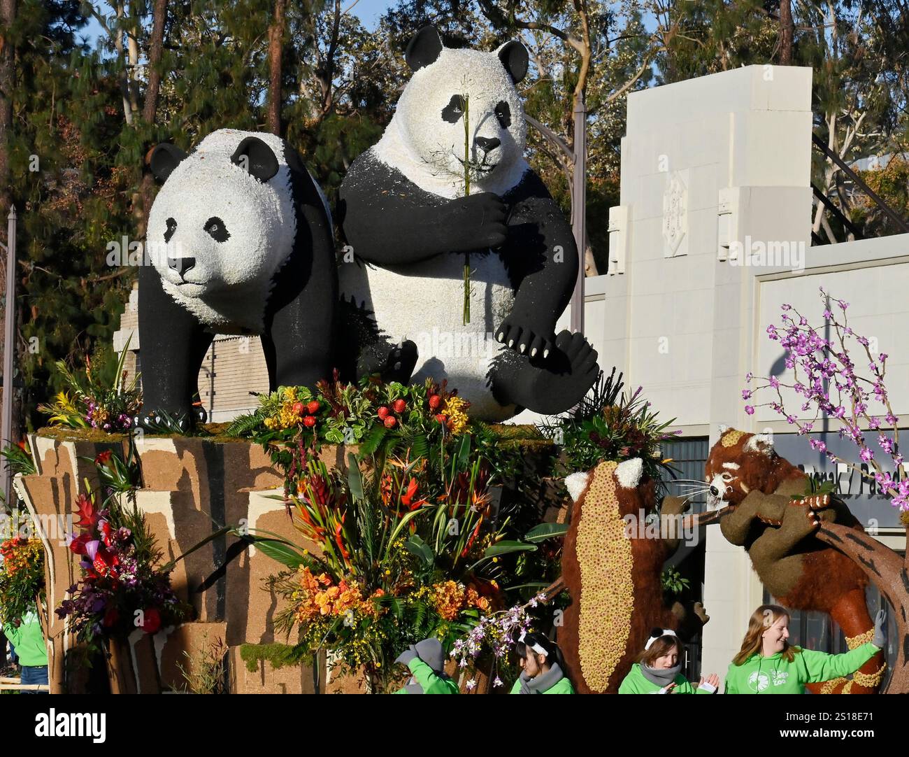 San Diego Zoo's "Friendship Across the Earth" float, winner of the ...