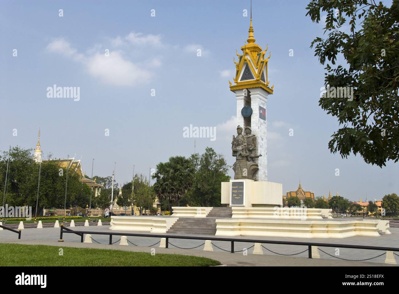 The Cambodia Vietnam Friendship Monument has a rather Communist style ...