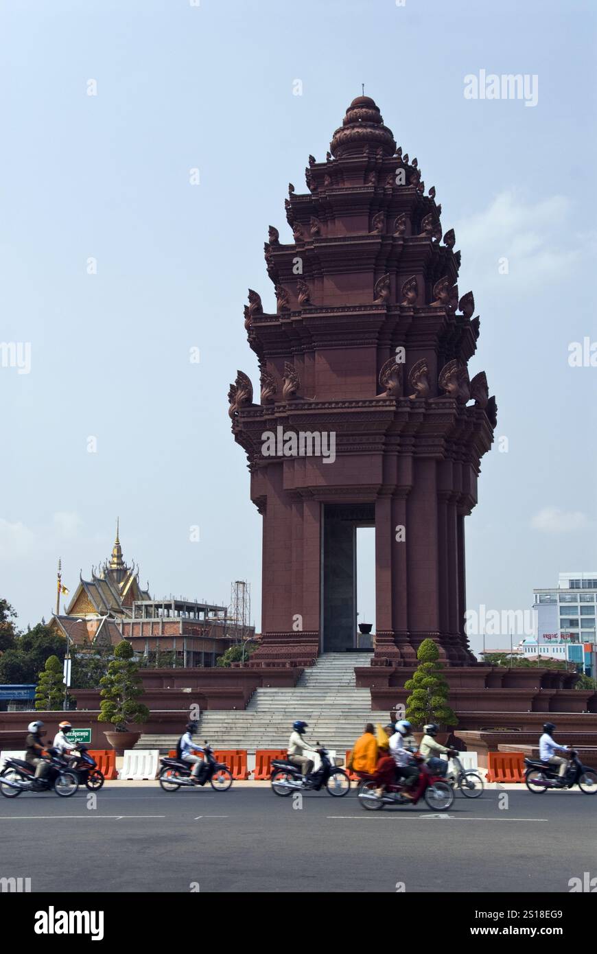 The Independence Monument commemorates Cambodia's independence from ...