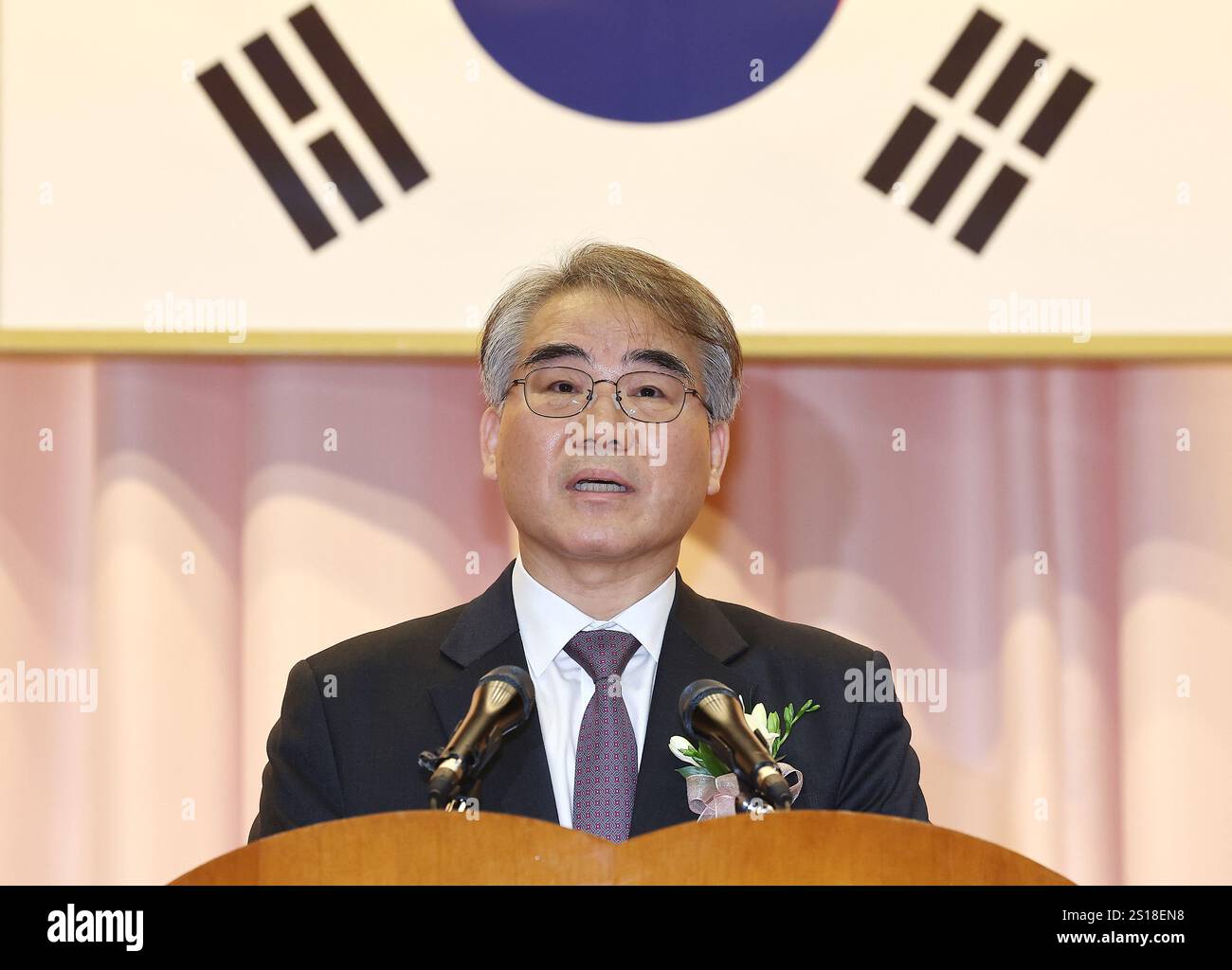 New Constitutional Court justice inaugurated Cho Han-chang, a new ...