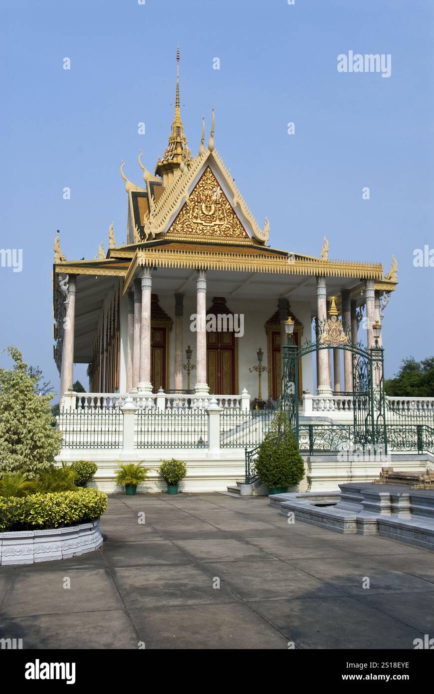 The Silver Pagoda (Wat Preah Keo) in the Royal Palace complex, Phnom ...