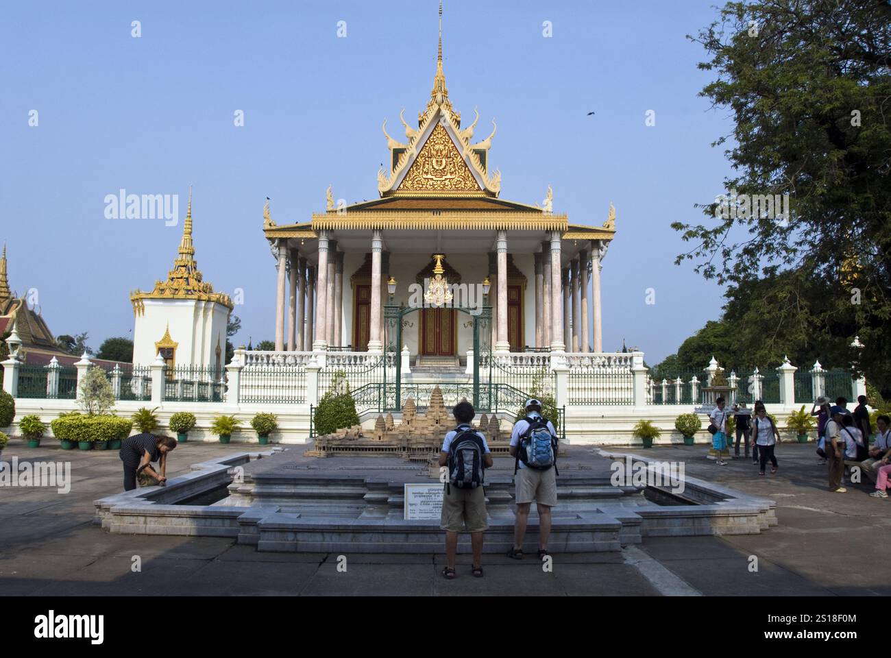 The Silver Pagoda (Wat Preah Keo) in the Royal Palace complex, Phnom ...