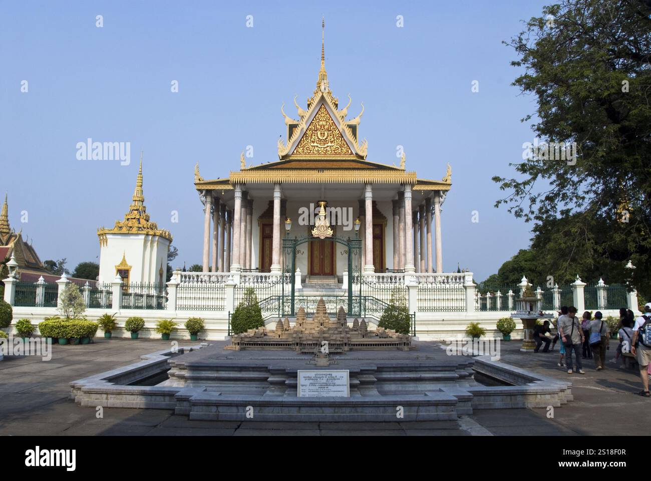 The Silver Pagoda (Wat Preah Keo) in the Royal Palace complex, Phnom ...