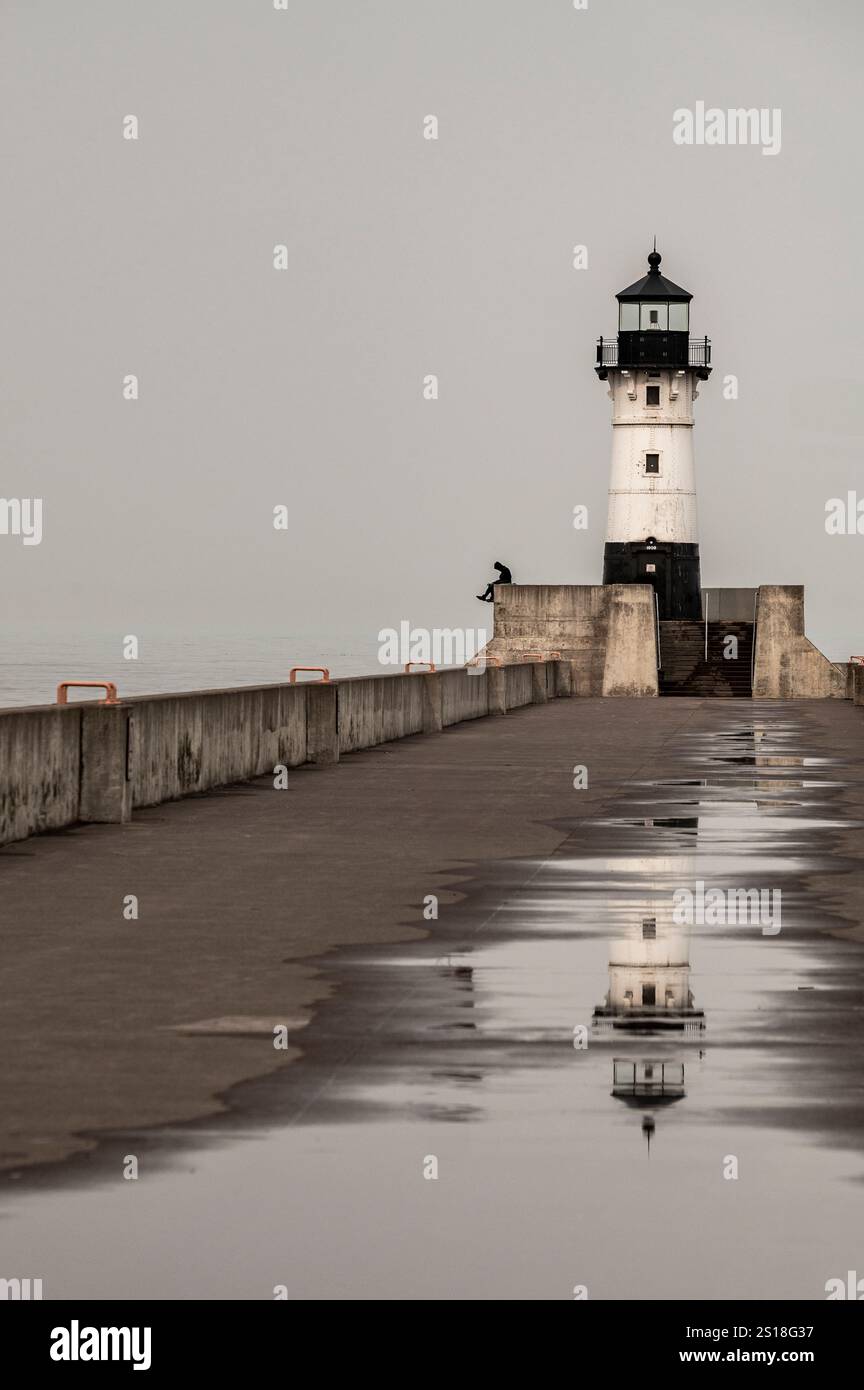 Light house on Duluth pier with reflection in puddle Stock Photo - Alamy