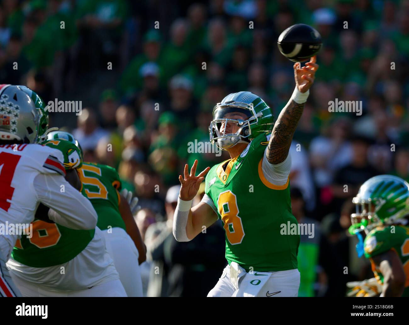 Pasadena, California, USA. 01st Jan, 2025. Oregon Ducks quarterback ...