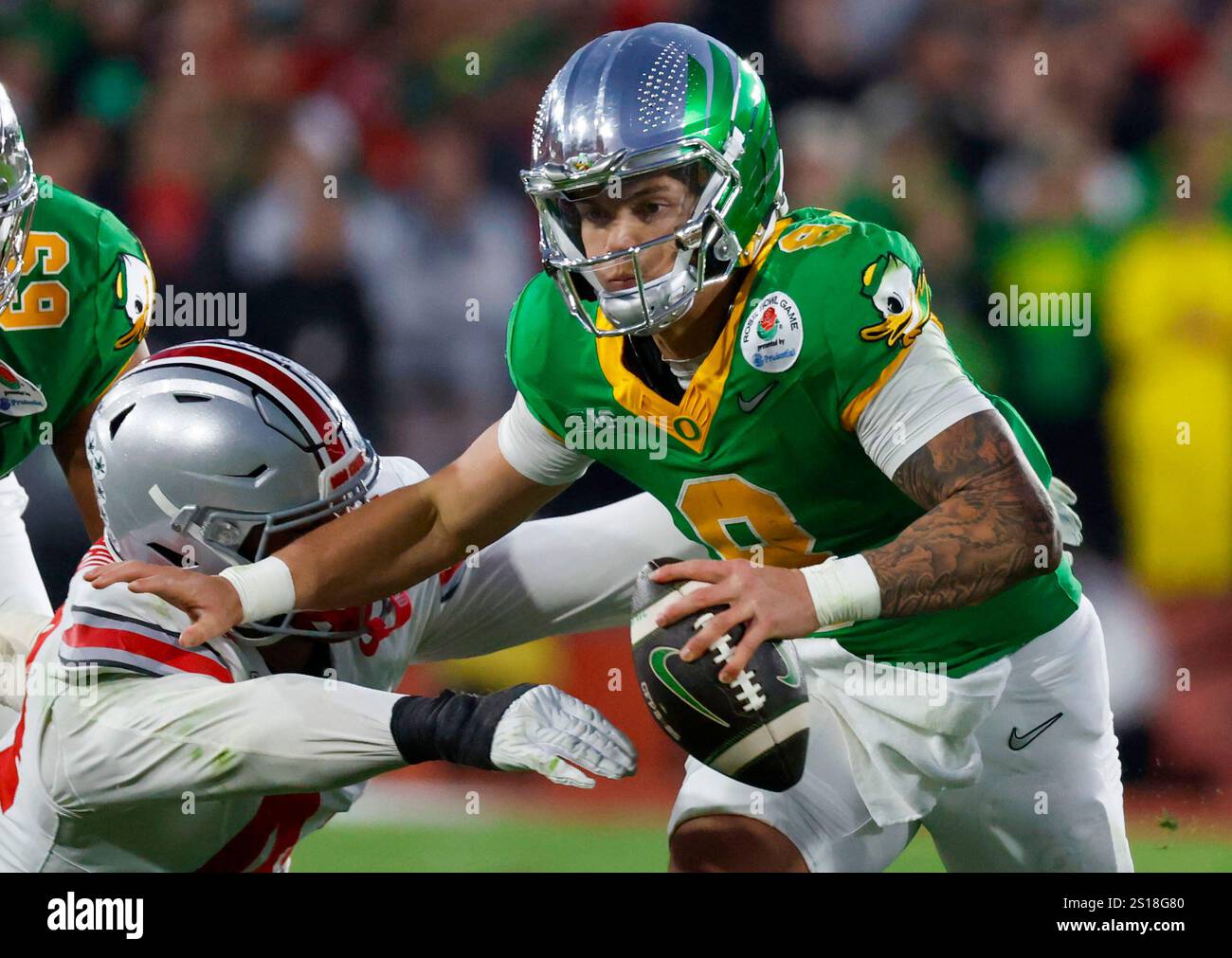 Pasadena, California, USA. 01st Jan, 2025. Oregon Ducks quarterback ...