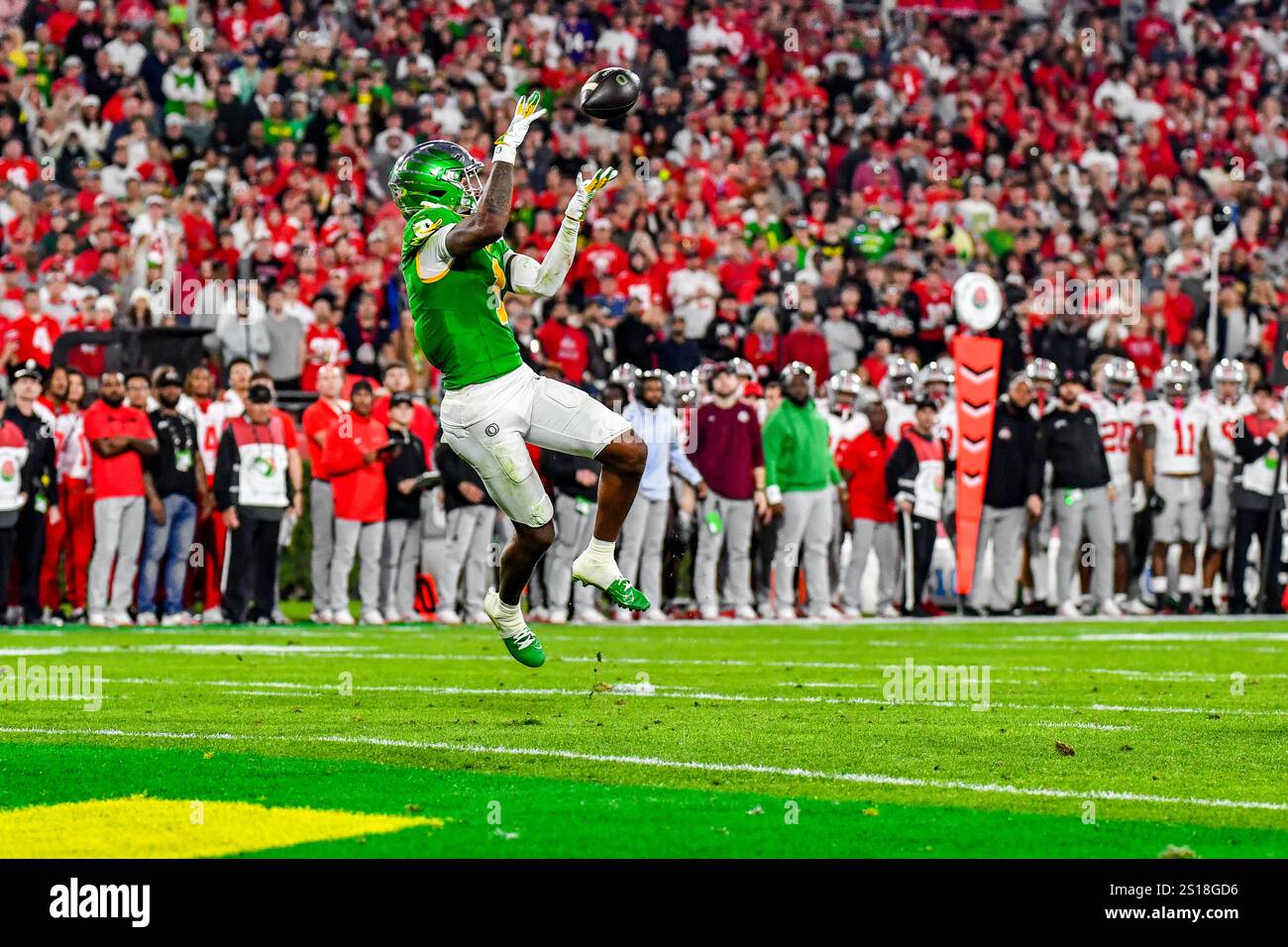 Pasadena, CA. 1st Jan, 2025. Oregon Ducks wide receiver Traeshon Holden ...
