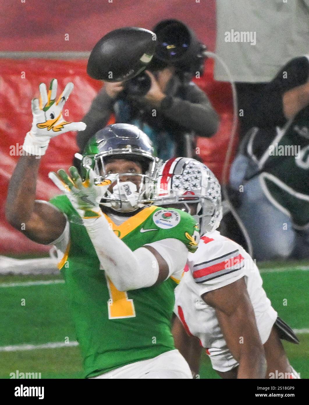Pasadena, United States. 01st Jan, 2025. Oregon Ducks wide receiver ...